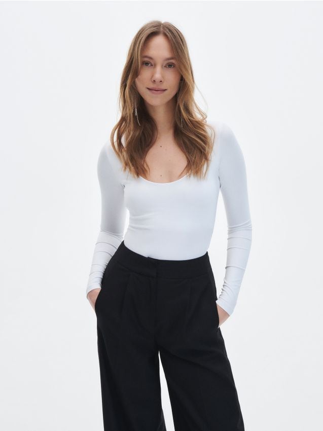 Body slim fit Kolor złamana biel - RESERVED - 1663P-01X
